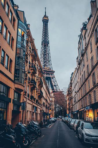 몽테수이 거리에서 에펠탑 의 전경 파리 일 드 프랑스에 대한 스톡 사진 및 기타 이미지 파리 일 드 프랑스 거리 에펠탑