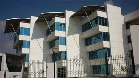 بعد انتشار رائحة غريبة إخلاء مدارس القرية الذكية من الطلاب