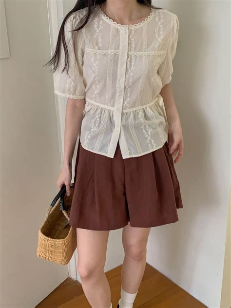 리본셔링자수블라우스 블라우스 펀칭 셔링 자수 레이스블라우스 에이블리