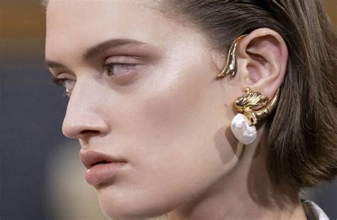 Які аксесуари будуть в моді у 2024 році три трендові варіанти Читайте на Ukr Net