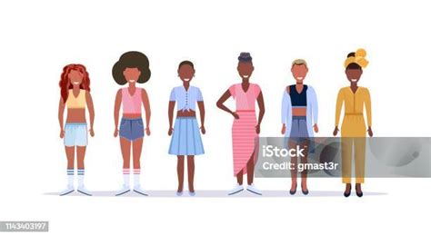 서로 다른 헤어 스타일 여성 만화 캐릭터 전체 길이 평면 흰색 배경 가로 웃는 아프리카계 미국인 숙 녀 함께 서 행복 한 캐주얼 여자 아프리카계 미국 민족에 대한 스톡 벡터