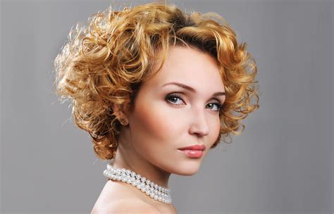 قصات شعر قصيرة للشعر الخفيف تزيد من حجمه وتجعله يبدو أكثر كثافة مجلة