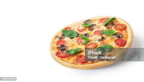 흰색의 고립 된 배경에 버섯과 바질로 마르게리타 피자를 올리십시오 피자에 대한 스톡 사진 및 기타 이미지 피자 음식 재료 토마토 소스 Istock