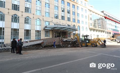 ФОТО “Туушин” зочид буудлын өмнөх газрыг АЛБАДАН ЧӨЛӨӨЛЖ байна