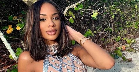 Model Dazzles In Sparkly Bikini On The Beach But There S A Problem The Mirror