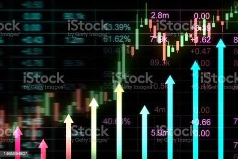 촛대와 외환 차트 지표가 증가하는 어두운 거래자 화면 배경에 수직 디지털 화살표가 있는 강세 시장 및 투자 개념 3d 렌더링 0