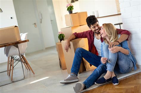 젊은 부부는 새로운 가정에서 판지 상자를 풀고 개념을 이동 2명에 대한 스톡 사진 및 기타 이미지 2명 가정 생활 기혼 Istock