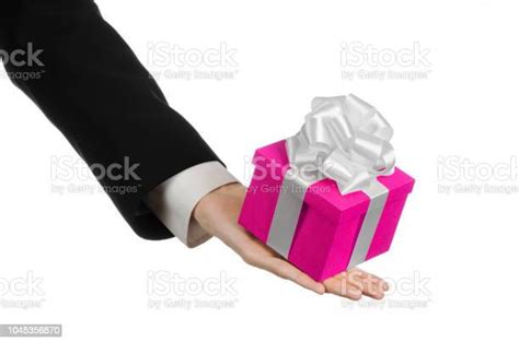 축 하와 선물의 테마 흰색 리본 및 활 스튜디오에서 흰색 배경에 고립 된 가장 아름 다운 선물 핑크 상자에 포장 하는 선물을 들고 손 기념일에 대한 스톡 사진 및 기타