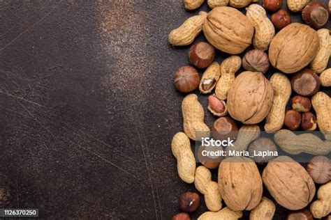 껍질에 견과류와 공간을 복사 합니다 호두 개 암 및 어두운 배경에 땅콩입니다 맛 있는 건강 간식 음식 0명에 대한 스톡 사진 및 기타 이미지 Istock