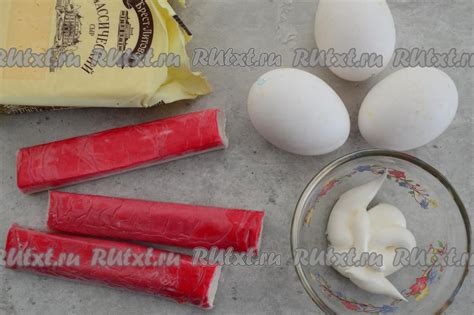 Яйца фаршированные крабовыми палочками и сыром 9 фото в рецепте