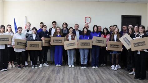 ვანში საჯარო სკოლების წარჩინებულ მოსწავლეებს კომპიუტერები გადაეცათ