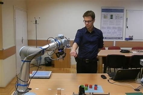 Digital Twin Assisted Human Robot Collaborative Workcell Control