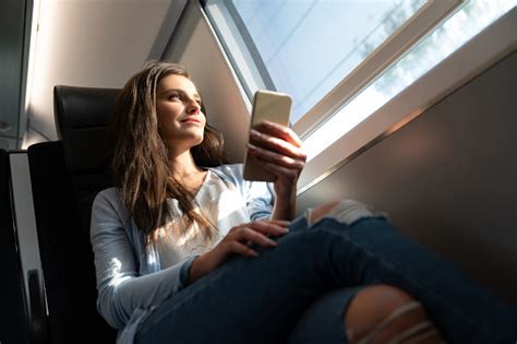 기차로 여행 하 고 그녀의 소셜 미디어를 확인 하는 여자 기차에 대한 스톡 사진 및 기타 이미지 기차 모스크바 여자 Istock