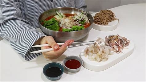 Eng Vlog 마지막 여름을 먹는 것으로 마무리하는 자취 브이로그 장어비빔국수 물회 연잎삼겹살 초계쫄면 초계비빔면