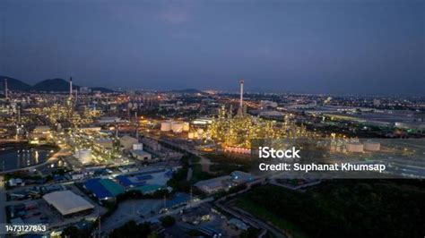 정유 공장 가스 화학 장비 금지 수입 수출 개념 원유 정유 공장 강철 펌프 파이프 라인 및 굴뚝 및 냉각탑 화학 또는 석유 화학 공장 공장 산업 가솔린에 대한 스톡 사진 및