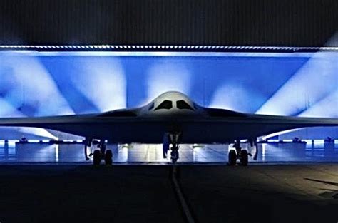 美 핵무기 탑재 가능한 차세대 폭격기 B 21 공개