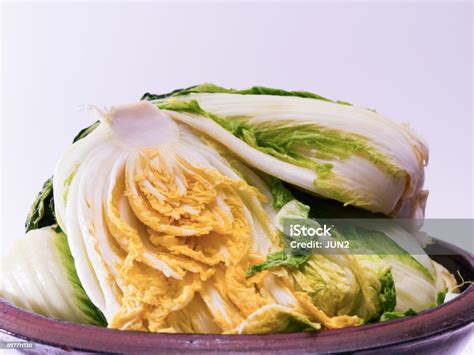 김치를 만들기 위한 전통적인 고치기에 소금에 절인된 양배추 건강한 생활방식에 대한 스톡 사진 및 기타 이미지 건강한 생활방식 건강한 식생활 겨울 Istock