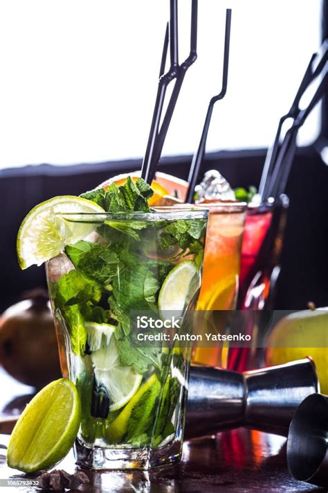위스키콜라 칵테일 모 히 토 칵테일 오렌지 칵테일 딸기 칵테일 유리 안경 빨 대와 함께 액세서리 바 쉐이 커 숟가락 나무 스탠드에 향미료 0명에 대한 스톡 사진 및 기타