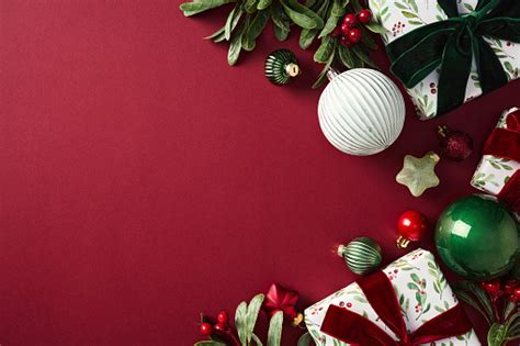 빨간 배경에 크리스마스 장식 녹색과 빨간색 장식품 선물 상자 열매와 가지 연말연시 인사 연말연시 마케팅 활기찬 연말연시 콘텐츠에 적합합니다 0명에 대한 스톡 사진 및 기타