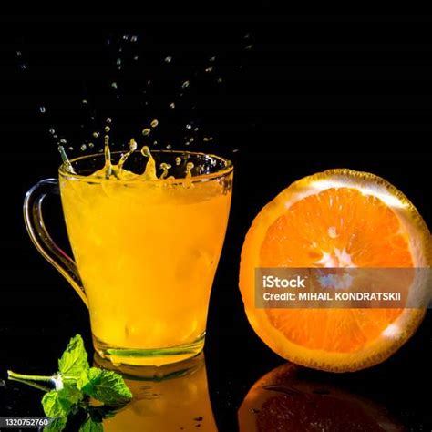 오렌지 주스와 민트 반 오렌지와 함께 유리에 튀기고 검은 색 배경에 건강한 라이프 스타일 개념 복사 공간 부양 0명에 대한 스톡 사진 및 기타 이미지 Istock