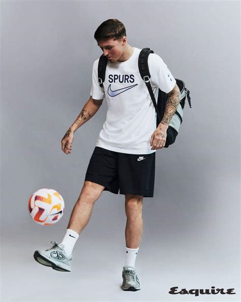 투미와 함께한 토트넘 손흥민 벤 데이비스 알피 디바인 애슐리 필립스 Style 읽을거리 에스콰이어 코리아 │ 패션 매거진 패션 잡지 남성지