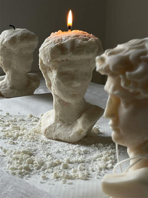 가벼운 감정적 인 고대의 골동품 녹는 독창성 디자인 머리 명상 적 미니멀리스트 밀랍 밀랍 세공품 분위기 불 불꽃 상징적 인 상징적인 수심에