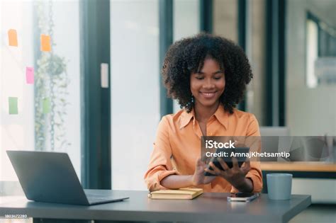 젊은 아프리카 계 미국인 사업가가 계산기를 들고 사무실 책상에서 컴퓨터로 일하고 있습니다 20 24세에 대한 스톡 사진 및 기타 이미지 20 24세 Brand Name