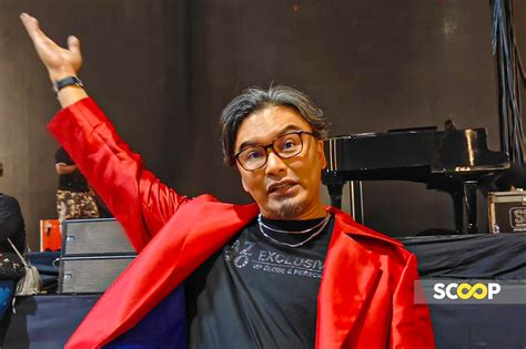 Sebagai Simbol Kasih Sayang Anuar Zain Hadiahkan Lebih 1000 Patung Beruang Kepada Peminatnya