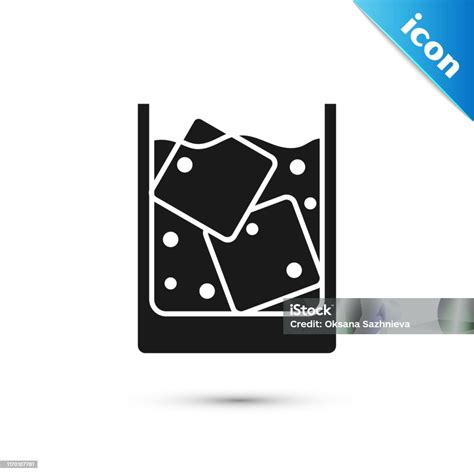 흰색 배경에 고립 된 위스키와 얼음 조각 아이콘의 검은 유리 벡터 일러스트레이션 0명에 대한 스톡 벡터 아트 및 기타 이미지