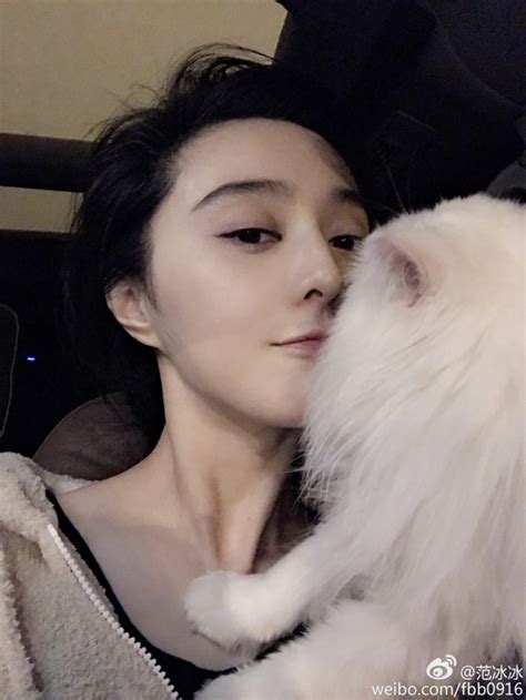 范冰冰抱爱猫解闷 嘟嘴娇滴滴皮肤白过猫新浪图片