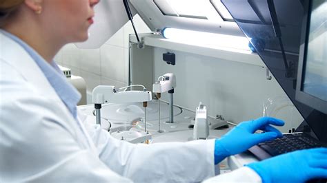 컴퓨터와 현대 의료 기술을 다루는 다양한 생화학 과학자 팀이 있는 의학 연구 실험실입니다 의약품용 첨단 장비 개발 보건의료기술에 대한 스톡 사진 및 기타 이미지 Istock