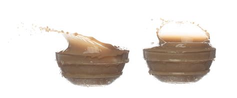 밀크티가 쏟아져 내려 모양 형태로 쏟아집니다 우유 아이스 커피 스플래시 쏟아져 유리 방울 초콜릿 코코아 공격 펄럭이는 공기 폭발 흰색 배경 격리 스톱 모션 각얼음에 대한