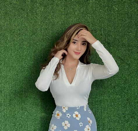 Beredar Video Ghea Youbi Beraksi Di Ranjang Sampai Merem Melek Putih