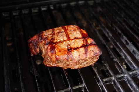 구운 스테이크 고기 한 조각이 구워집니다 고기에 스트립을 굽습니다 고기 바베큐 여름 바베큐 스테이크 1 개가 구워집니다 금속