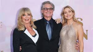 Kate Hudson Reunites With Goldie Hawn Kurt Russell At Pioneer Dinner