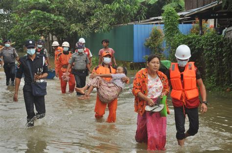 မိုးကောင်းမြို့၌ ချောင်းရေမြင့်တက်လာမှုကြောင့် နေအိမ်ရေနစ်မြုပ်သည့် ရေဘေးသင့်အိမ်ထောင်စုဝင်မ