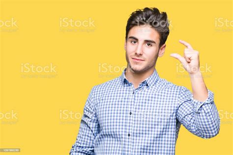 격리 된 배경을 미소와 자신감 몸짓 보면서 손가락과 카메라 크기 표시를 하 고 손으로 젊은 잘생긴 비즈니스 사람 측정 개념입니다 개념에 대한 스톡 사진 및 기타 이미지