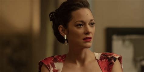 Marion Cotillard Bländar Den Röda Mattan I En Klänning Av En Stor