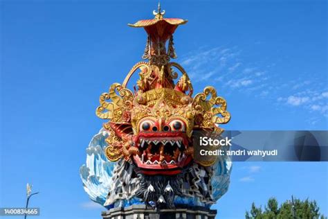 Patung Keagamaan Hindu Di Bali Patung Barong Dengan Latar Belakang Langit Biru Foto Stok Unduh