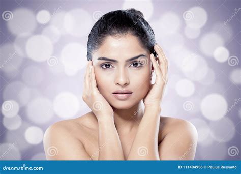 Mujer India Hermosa Con La Piel Sana Contra Fondo Borroso De Las Luces Foto De Archivo Imagen