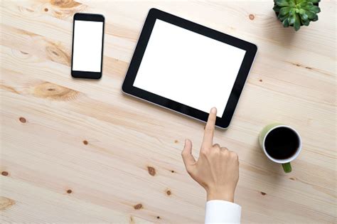 태블릿을 들고 긴 손가락으로 손의 닫습니다 스마트폰 및 노트북 테이블에 거짓말 상위 뷰 공란에 대한 스톡 사진 및 기타 이미지 공란 기업 비즈니스 디지털 태블릿