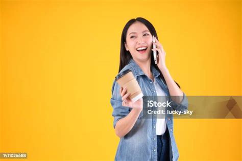 매력적인 예쁜 아시아 여성 미소를 들고 커피 종이 컵 음료 음료 스마트 폰 기술 통신 라이프 스타일 개념에 대해 이야기합니다 25 29세에 대한 스톡 사진 및 기타 이미지