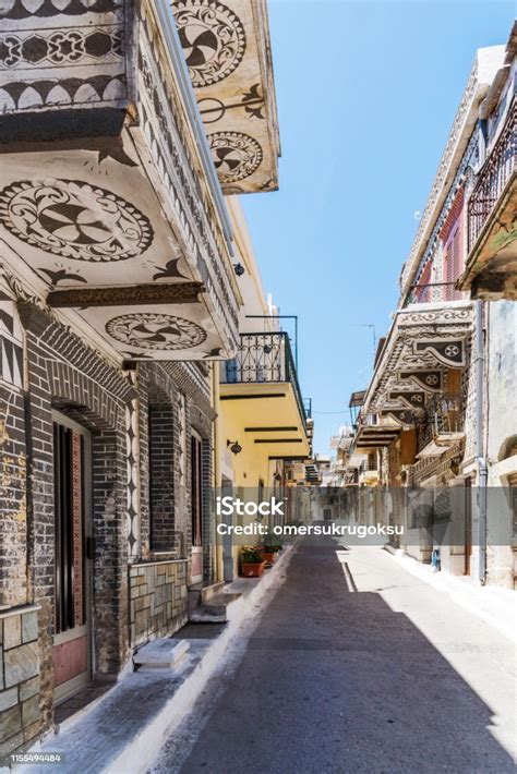 그리스 치 오 스 섬에 있는 중세 매 스틱 마을의 유명한 기하학적 스크래치 패턴으로 장식 된 전통 주택 키오스 섬에 대한 스톡 사진 및 기타 이미지 Istock