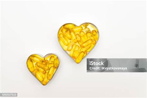 흰색 배경 비타민 D 보충제 건강 관리 개념 탑 뷰에 하트 모양 상자에 생선 기름 캡슐 0명에 대한 스톡 사진 및 기타 이미지 Istock