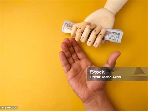 누군가의 손이 지폐를 들고 있는 나무 손에 돈을 요구하고 있었다 개념에 대한 스톡 사진 및 기타 이미지 개념 개념과 주제