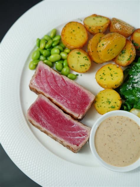 Flavorful 감자 건강한 고기 고명 구운 참치 녹색 다채로운 단백질 도금 레몬 레스토랑 맛있는 매크로 머스타드 소스 먹음직스러운 미니멀