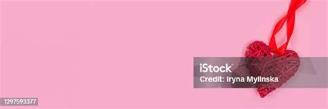 붉은 마음을 가진 배너 사랑의 상징으로 텍스트에 대한 복사 공간이있는 분홍색 배경 세인트 발렌타인 데이 축하 개념 인사말 카드에