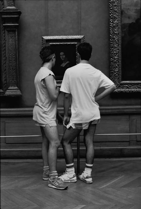 Они пришли смотреть Лувр Черно белая фотография Черно белое