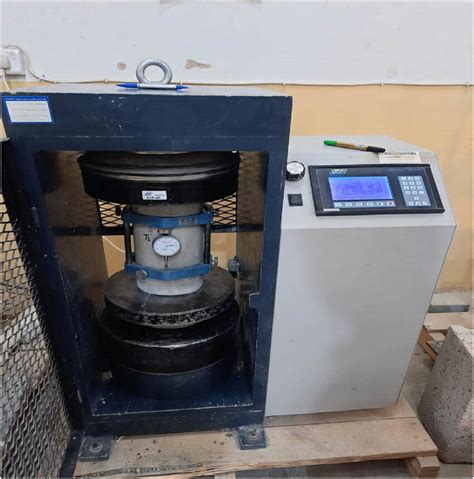 cylinder concrete specimen during modulus of elasticity test