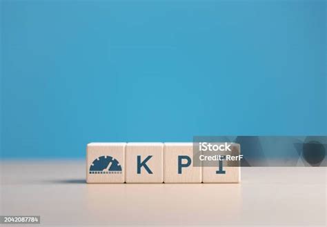 Kpi 단어와 아이콘이 있는 나무 큐브입니다 핵심성과지표 사업목표 성과점검 및 지표 결과 사업계획 및 성공측정 목표달성 0명에 대한 스톡 사진 및 기타 이미지 Istock